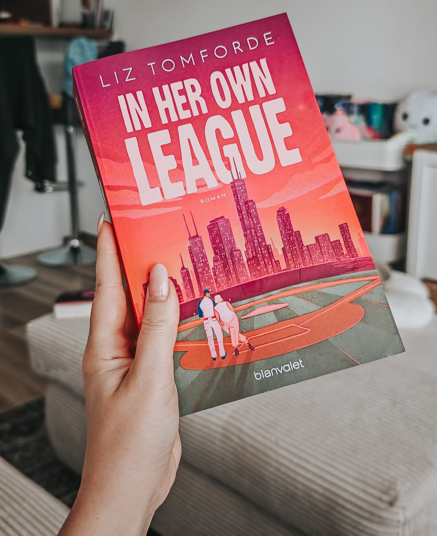 Rezension: In Her Own League [Liz Tomforde] – Lexi´s Little Library